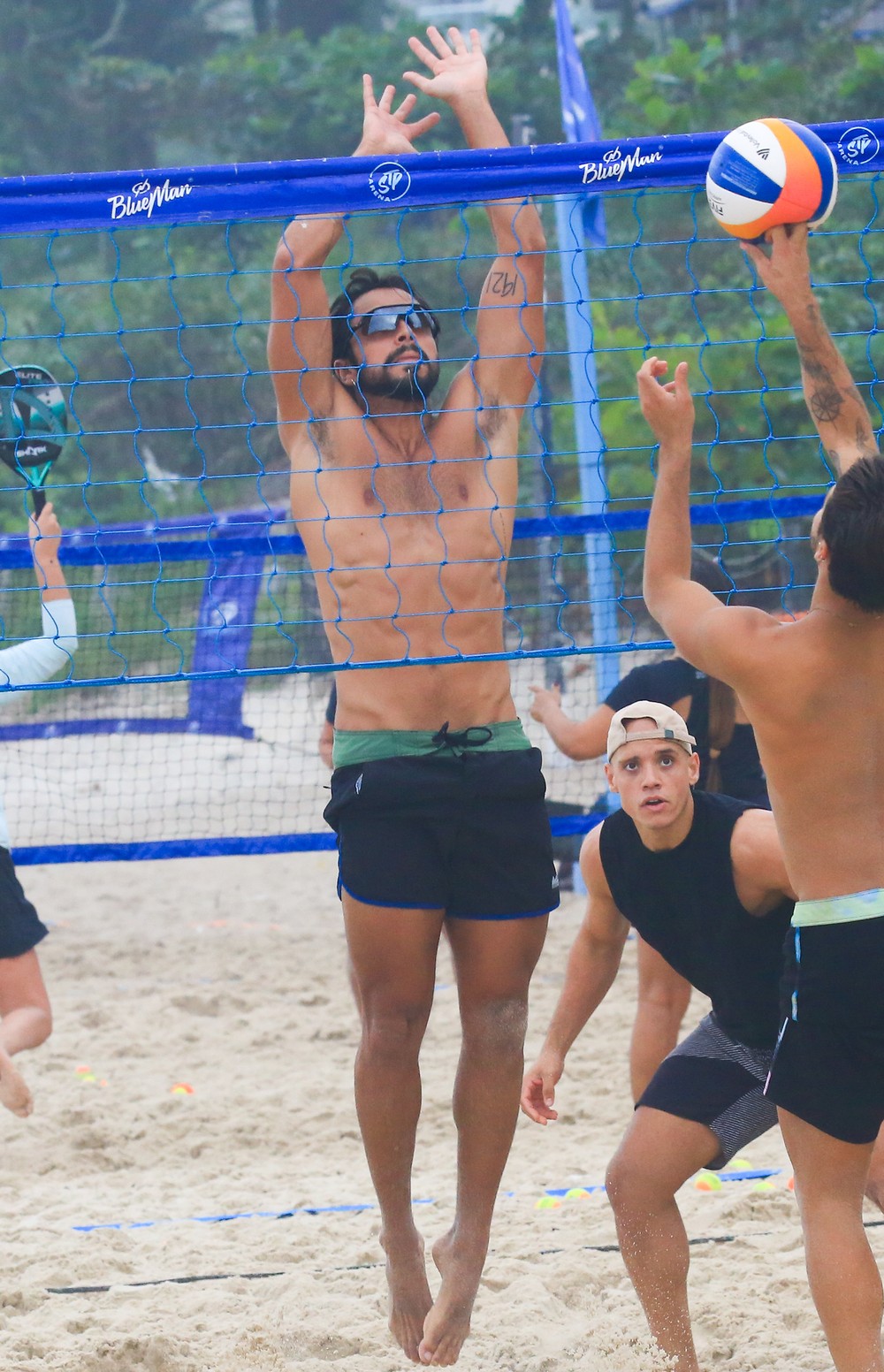 Cabeludo, Rodrigo Simas estreia o novo visual em partida de vôlei na ...