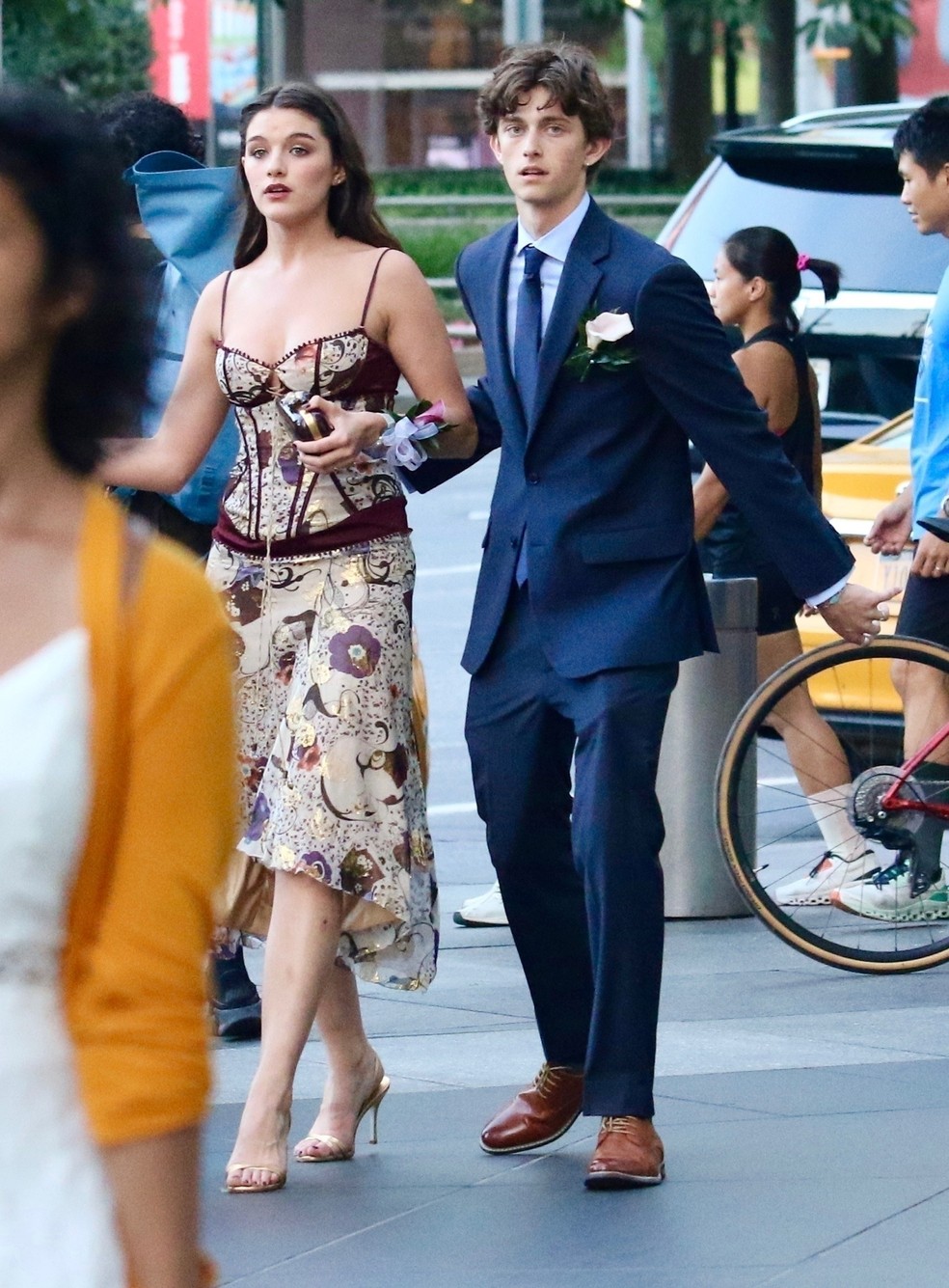 Suri Cruise, filha de Tom Cruise e Katie Holmes, posa com seu par para ...