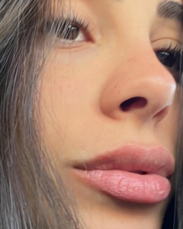 Apontada como affair de Cauã Reymond, Luiza Watson compartilha novos cliques só de biquíni; veja