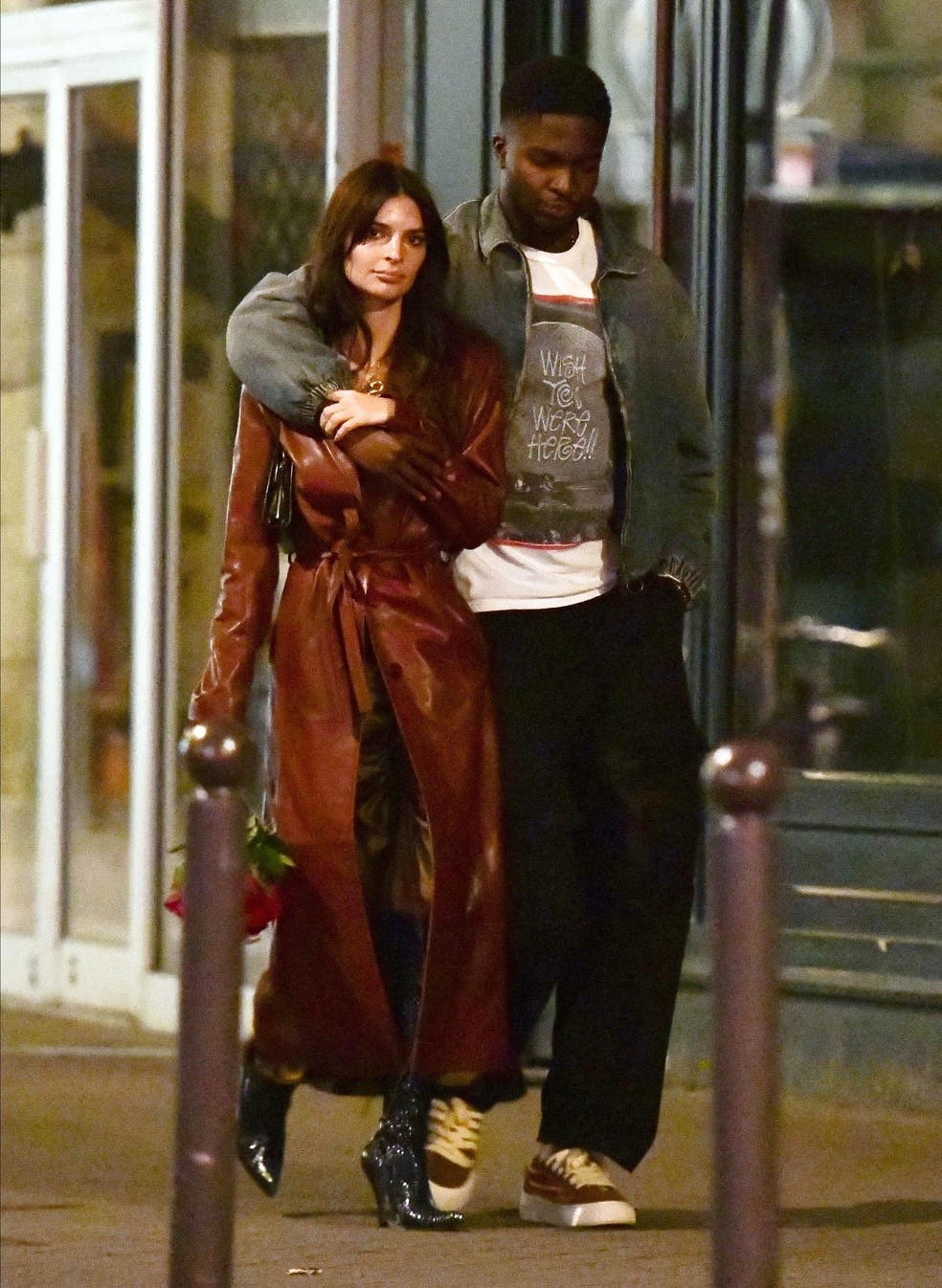 Emily Ratajkowski beija muito e ganha mão boba de comediante em Paris