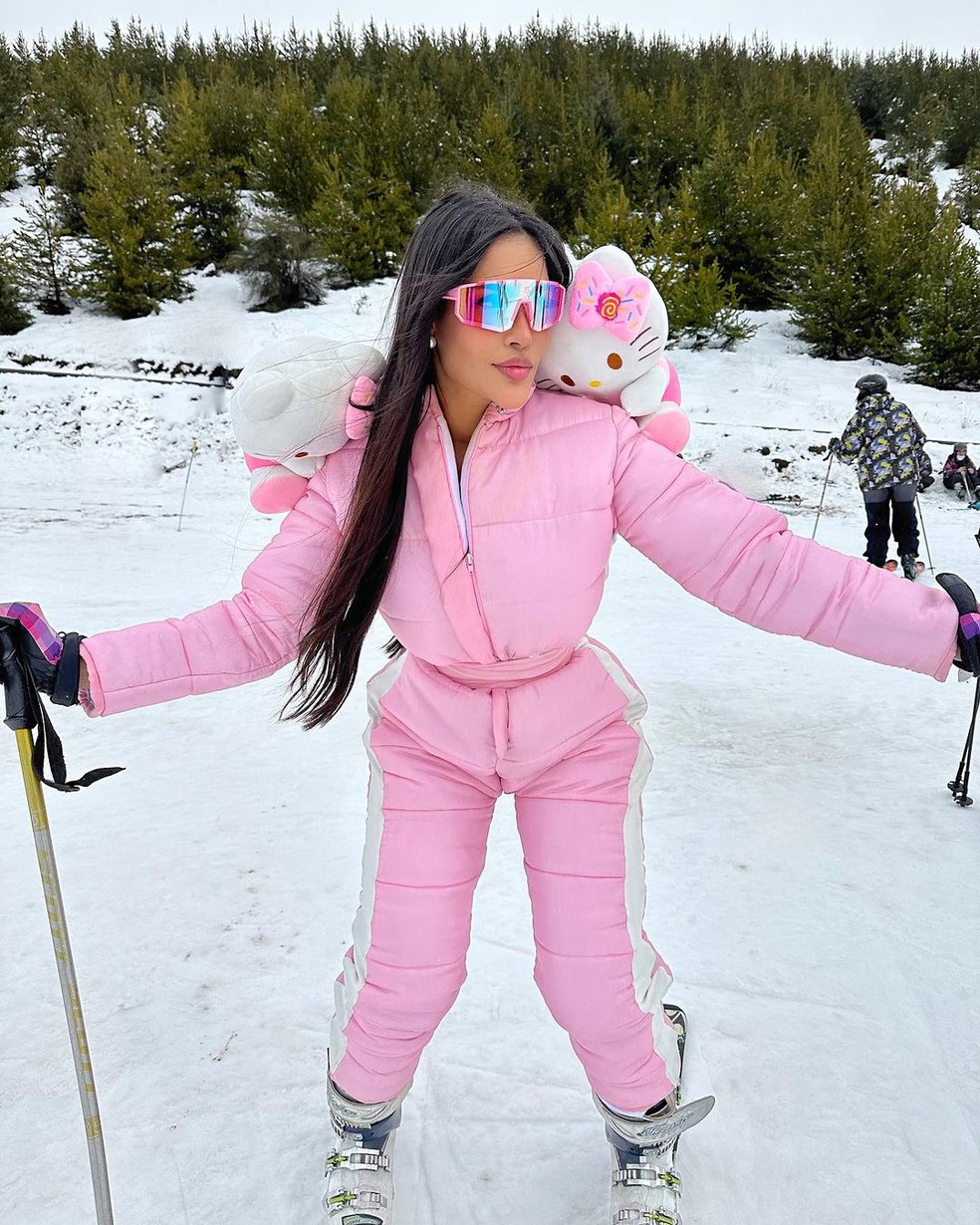 Ex-BBB Flay conhece a neve e aprende a esquiar; fotos e vídeo