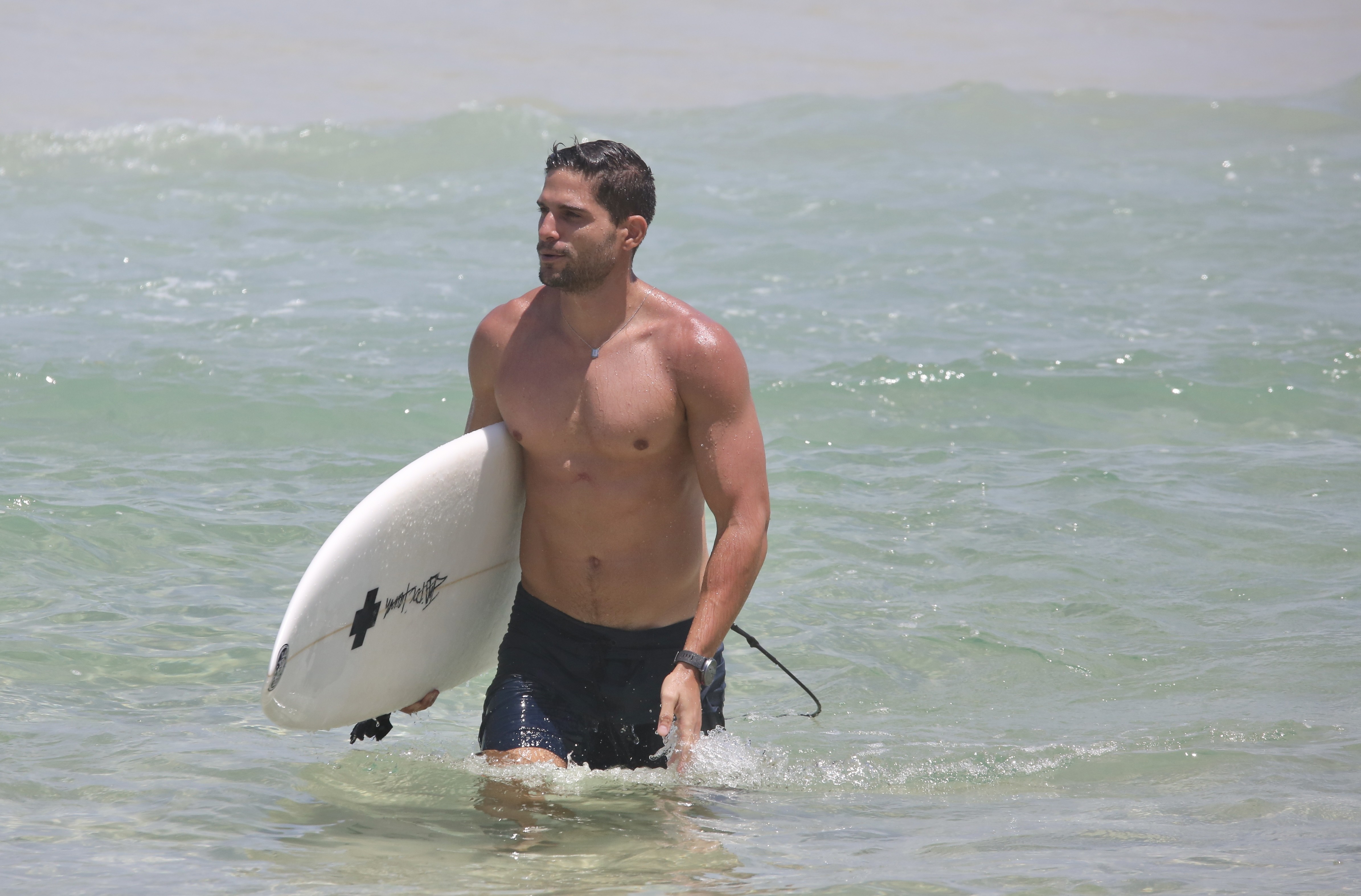 Ex-BBB André Martinelli aproveita dia de sol para treinar surfe no Rio