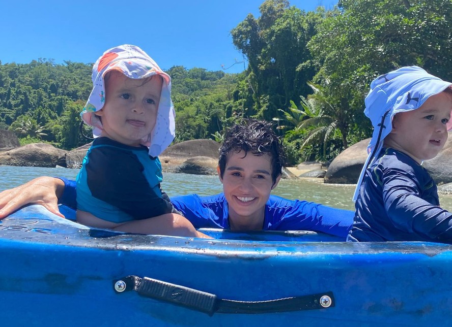 Nanda Costa curte passeio de caiaque com as filhas gêmeas