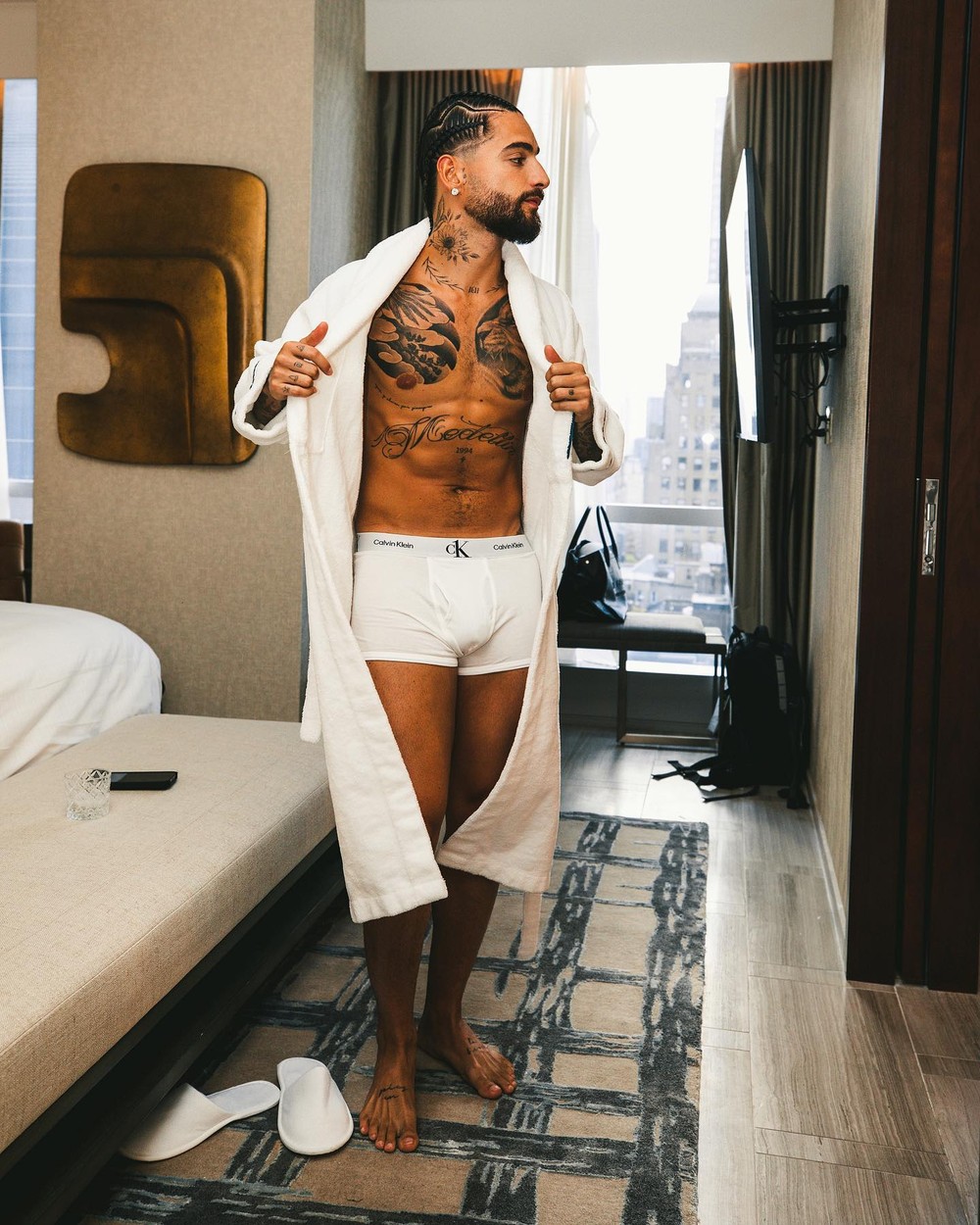 Maluma posta de cueca branca e empolga fãs: 'Quem mais deu zoom?'