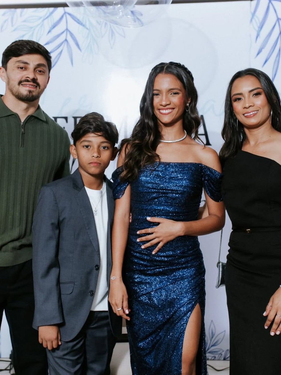 Skatista olímpica Rayssa Leal se forma no ensino médio e abre o álbum de fotos da formatura