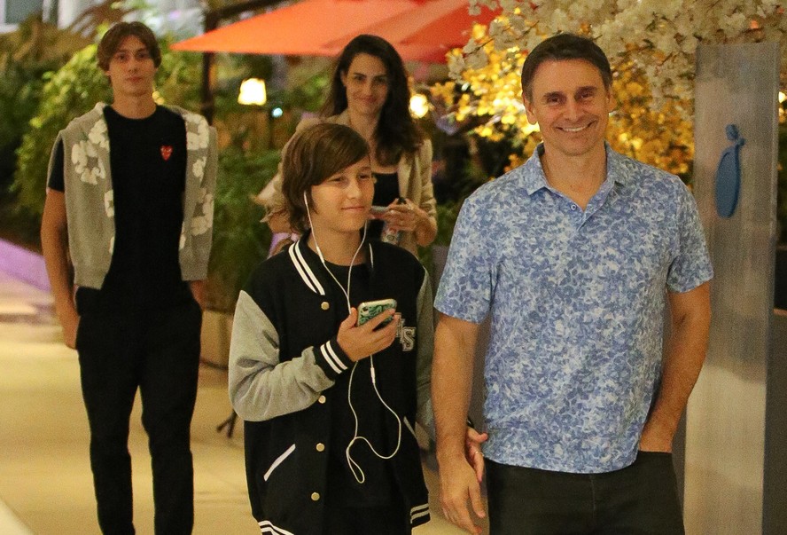 Aos 16, primogênito de Murilo Rosa e Fernanda Tavares aparece mais alto que os pais em passeio