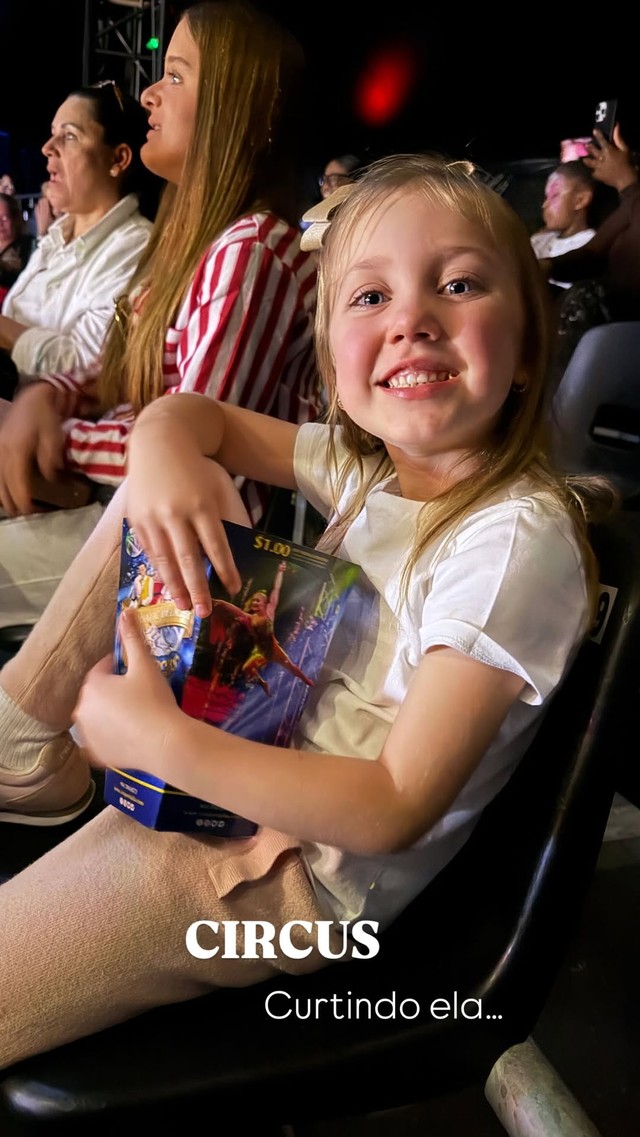 Ana Paula Siebert deixa maquiagem de lado e reflete: 'Sendo feliz'