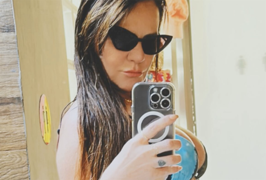 Mãe de Isis Valverde empodera web em clique de biquíni: 'Você pode tudo'