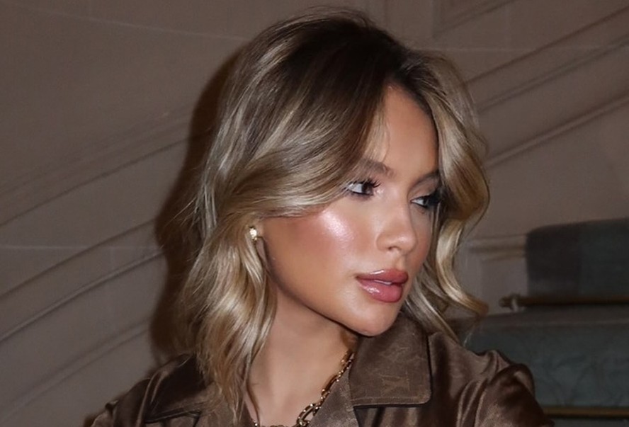 Recém-casada com Endrick, Gabriely Miranda usa look pijama e bolsa de ...