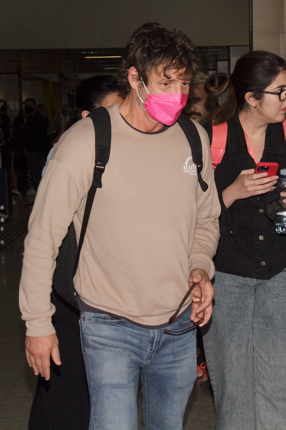 Pedro Pascal chega ao Brasil para participar da CCXP22