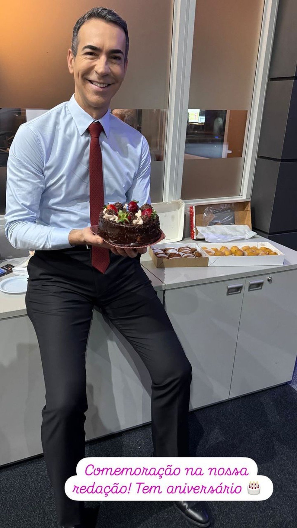 Cesar Tralli faz aniversário na redação da TV Globo, e ganha festa ...