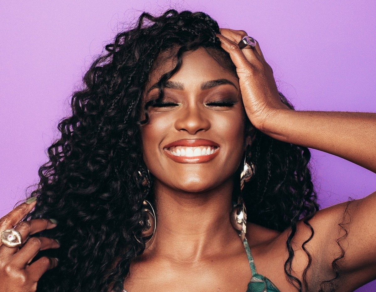 “Aos 40, estou mais corajosa e vivendo intensamente”, diz Erika Januza