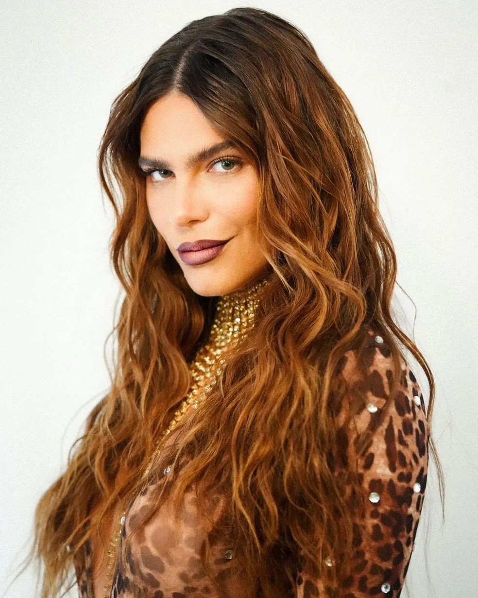 Mariana Goldfarb escolhe look inspirado no samba-enredo de onça para ...