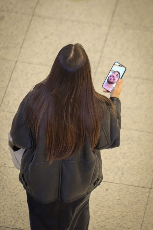 Amor à distância! Rafa Kalimann desembarca no Rio e detalhe no celular ...