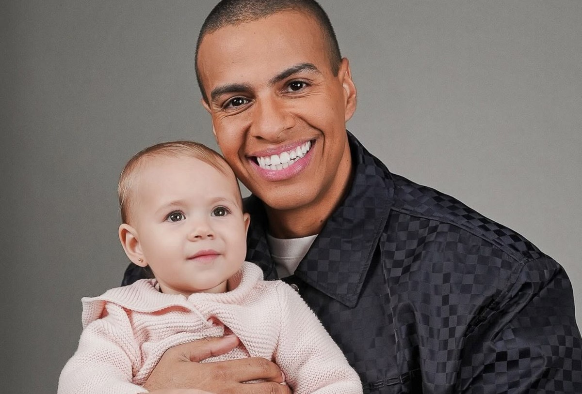 Thiago Oliveira se emociona ao falar da filha de 1 ano: 'Quando ela me vê arrumando a mala ...