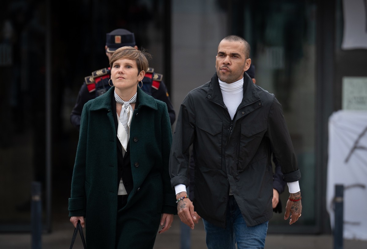 Daniel Alves deixa prisão após pagar fiança milionária na Espanha ...