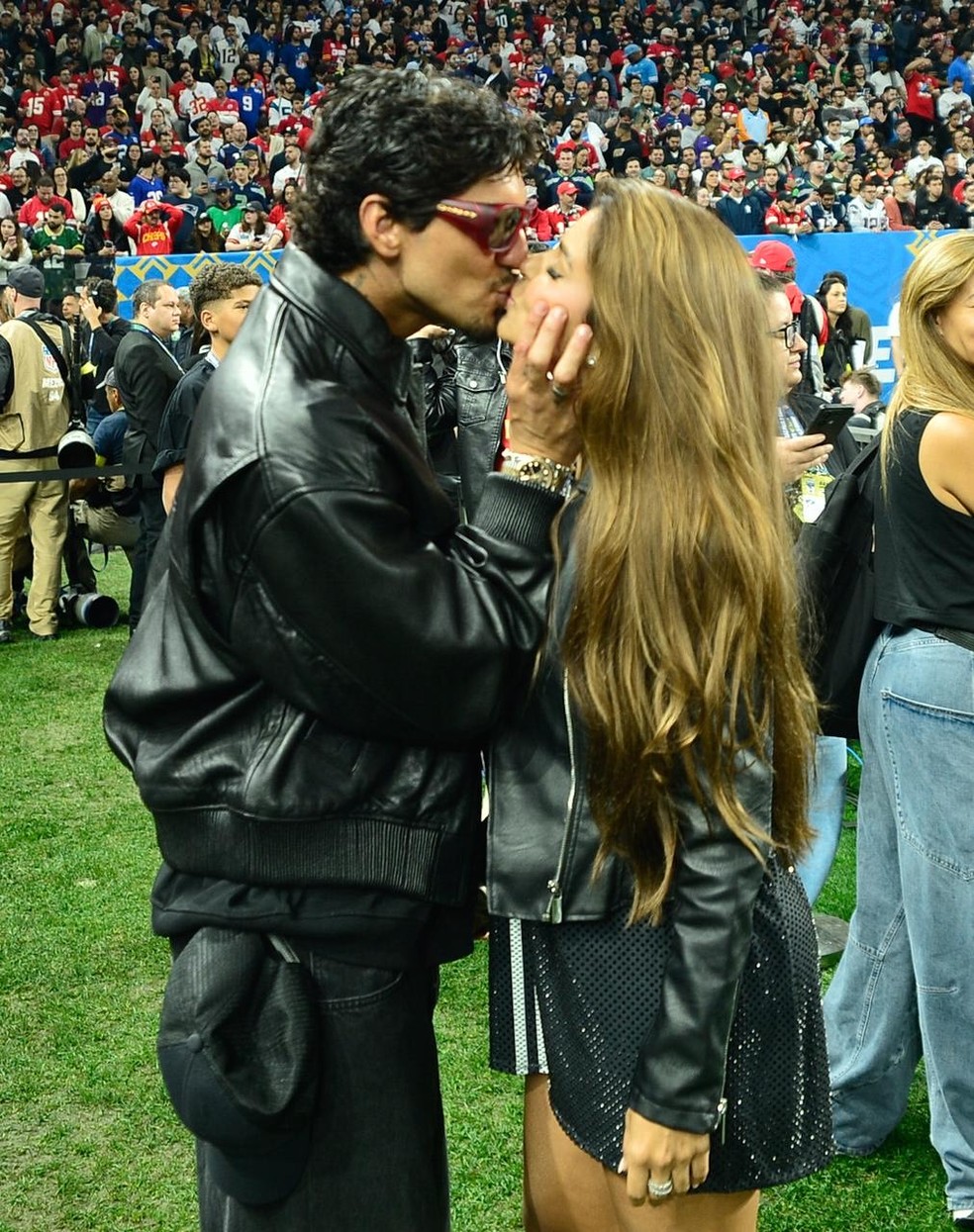Gabriel Medina e Isabella Arantes beijam muito em primeira aparição ...