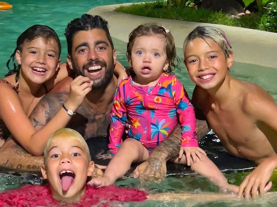 Morando com Dom e Aurora, Pedro Scooby reencontra os gêmeos Bem e Liz