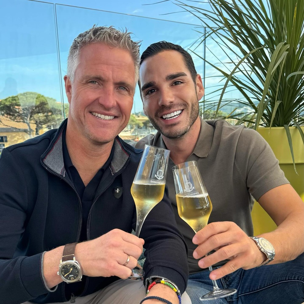 Ex-piloto irmão de Michael Schumacher fica noivo do namorado