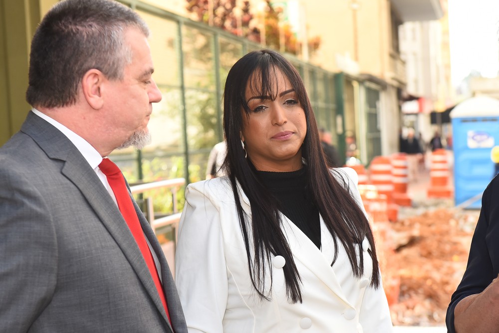 Lisa Gomes chora ao chegar à delegacia para depoimento contra Bruno ...