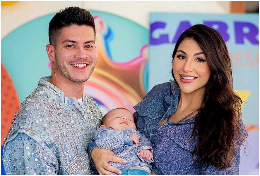 Filho de Arthur Aguiar e Jheny Santucci toma banho improvisado em balde ...