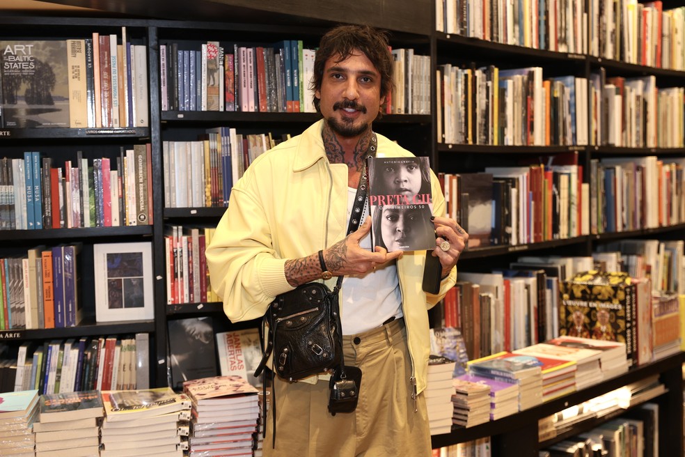 Preta Gil lança autobiografia no Rio de Janeiro e recebe famosos em evento