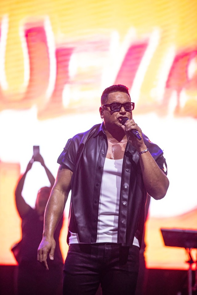 Xanddy exibe novo visual em show, no Rio, após procedimento no rosto