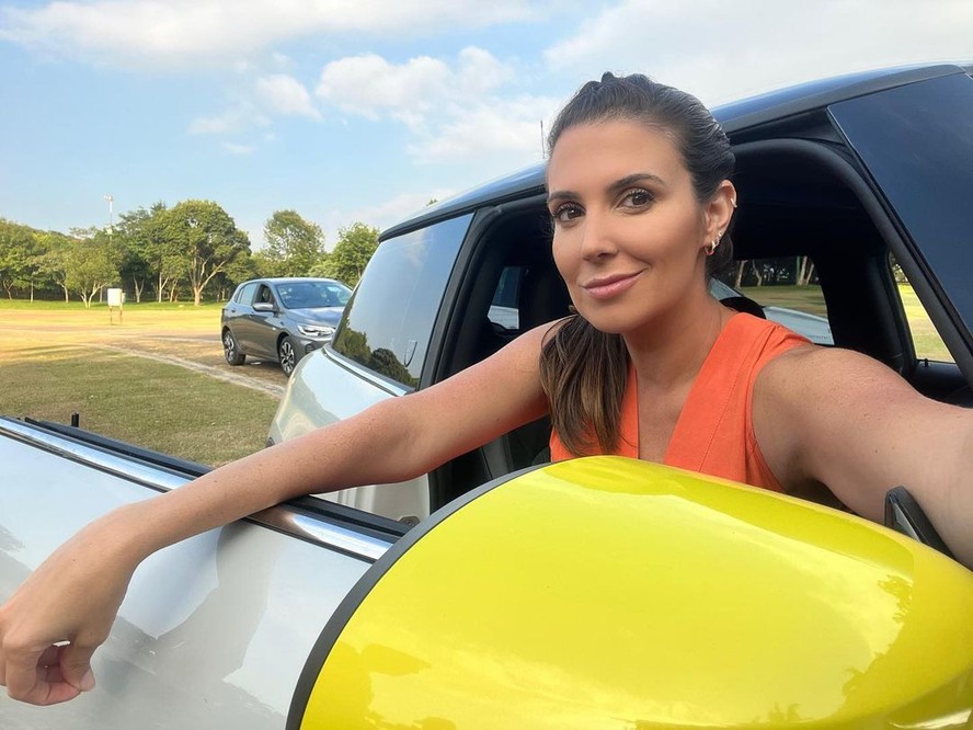 Cris Amaral, do 'Autoesporte', anuncia gravidez: 'Muito feliz'
