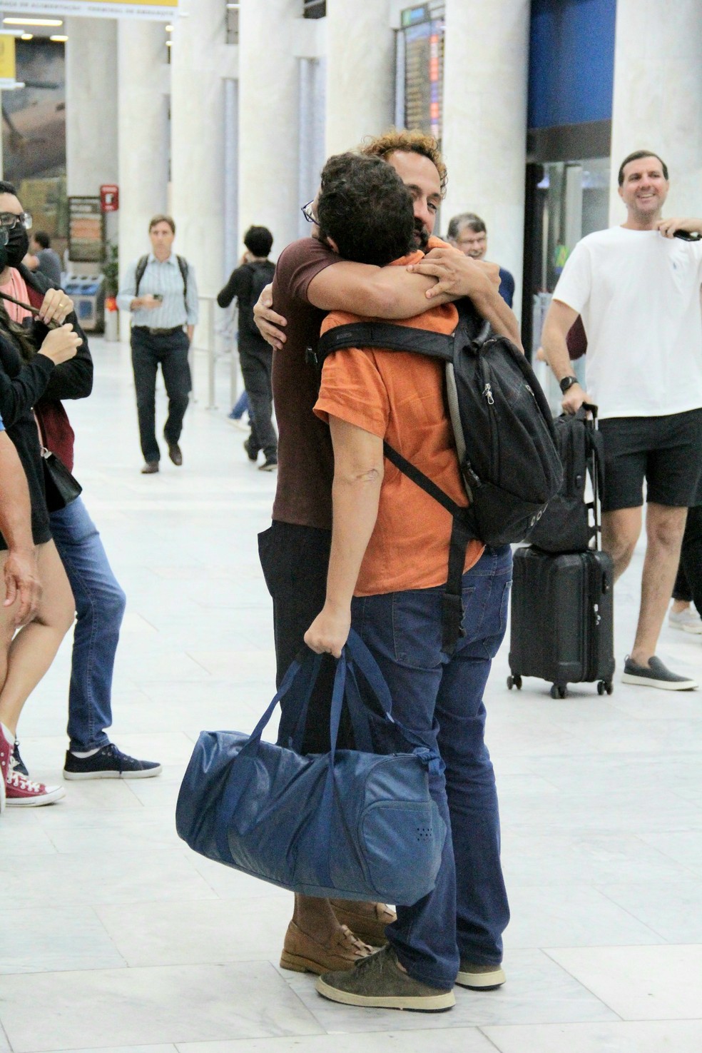 Irandhir Santos recebe o marido em aeroporto com abraços e passeio de ...