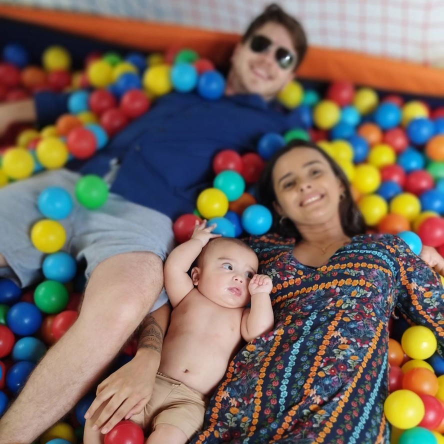 Lembra dele? Ex-ator mirim, Pedro Malta se diverte com filho em piscina ...