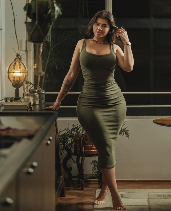 Musa do OnlyFans diz que é perseguida em sua casa por stalker com drone ...