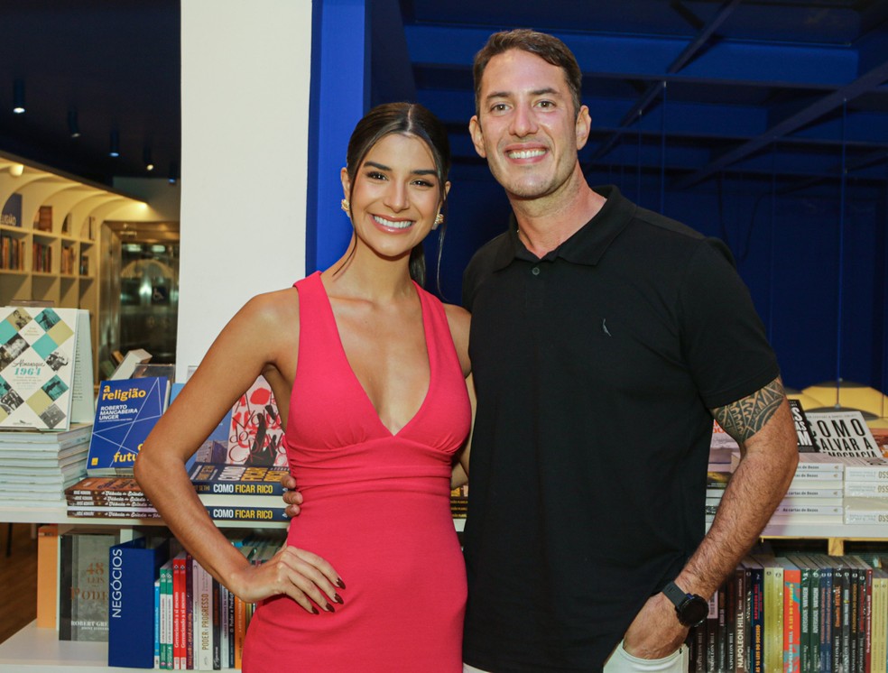 Miss Brasil Júlia Horta troca beijos em aparição raríssima com o marido