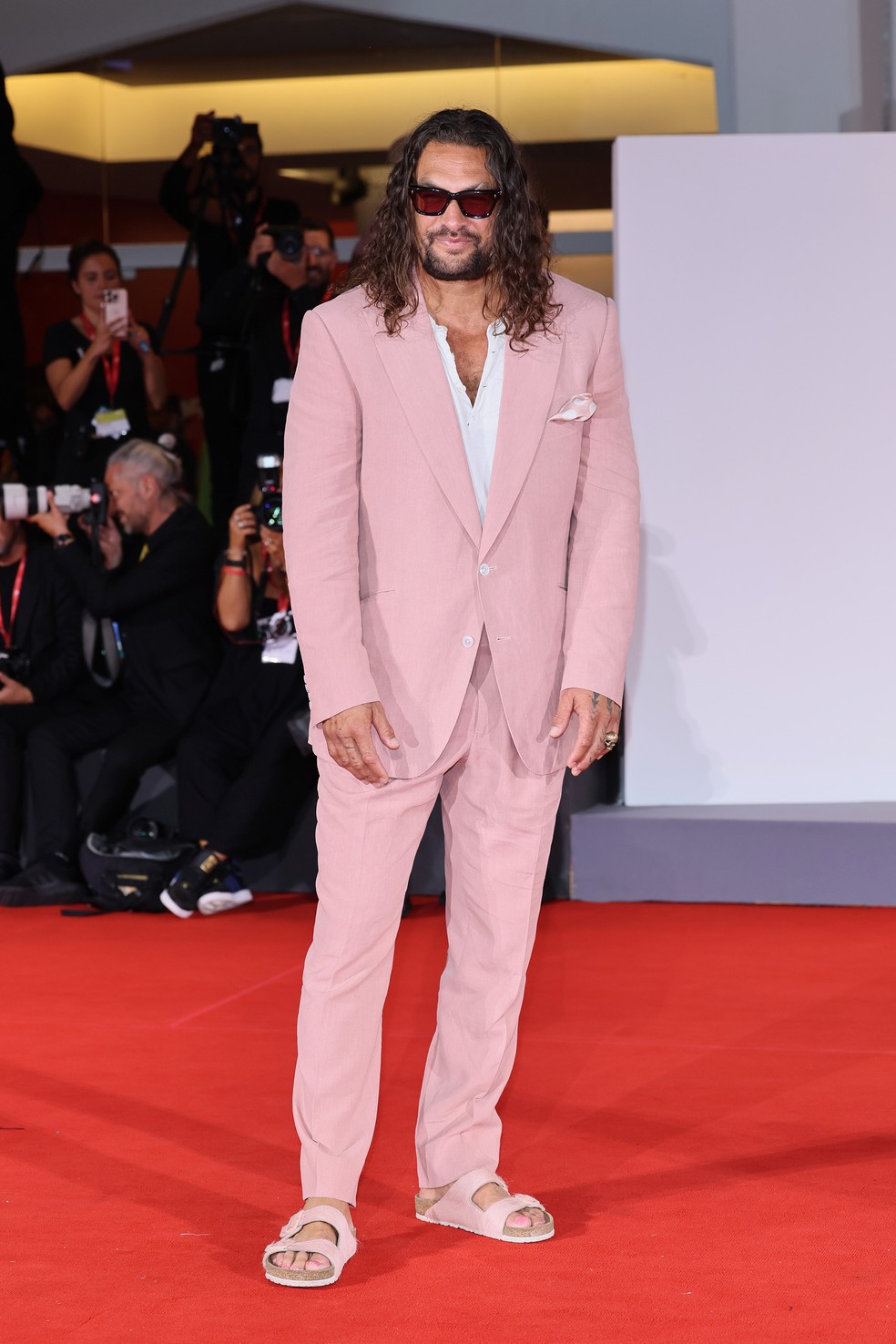 Jason Momoa desfila de unhas cor-de-rosa ao chegar ao Festival de ...