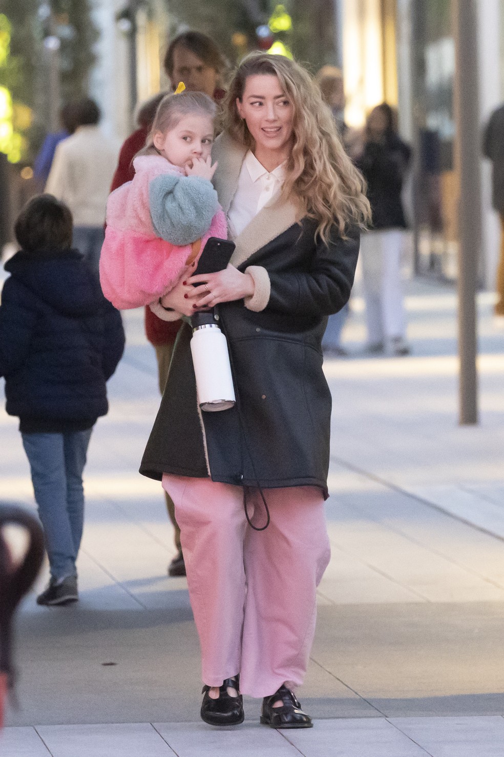 Ex de Johnny Depp, Amber Heard passeia com a filha em Madrid após ...