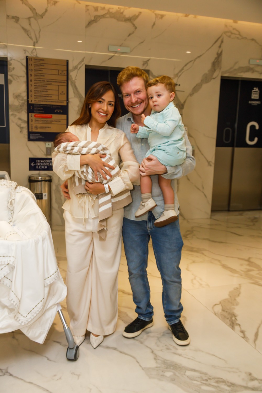Gabi Luthai e Teo Teló deixam maternidade após nascimento do segundo ...