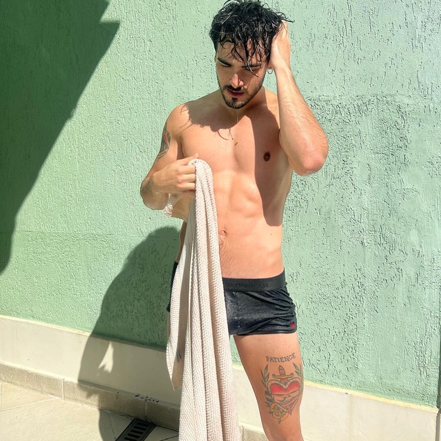 De sunga, ex-ator mirim José Victor Pires agita a web com corpo sarado