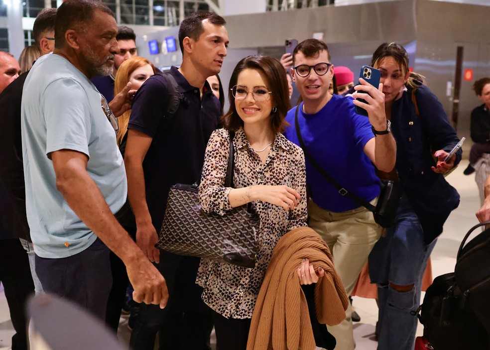 Solteira, Sandy embarca para turnê na Europa com a família