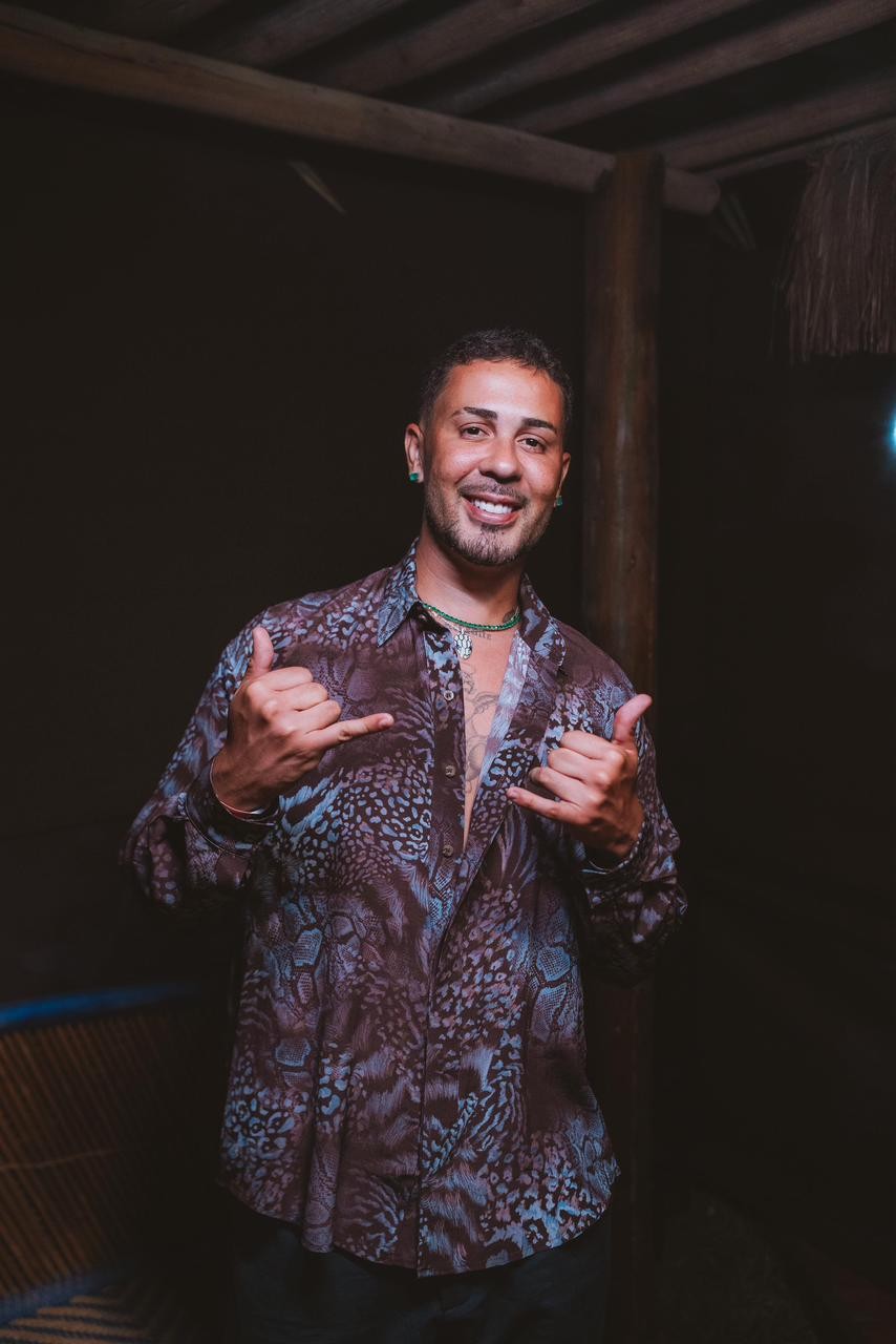 Após repercussão na web, Enzo Rabelo nega namoro com influenciadora ...