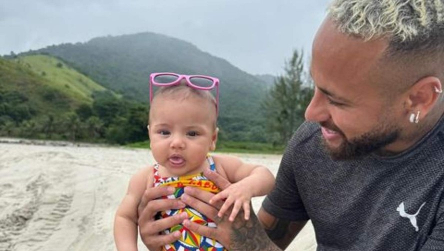 Neymar curte praia com Mavie e maiô de R$ 2,3 mil rouba a cena