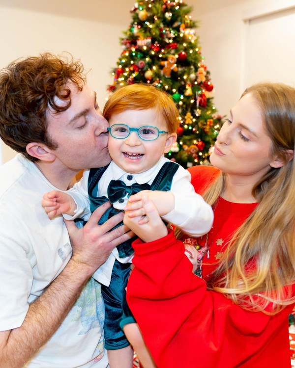 Meghan Trainor dá à luz e apresenta o segundo filho com Daryl Sabara