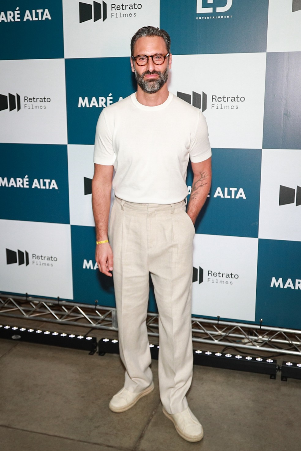 Marco Pigossi e o marido, Marco Calvani, recebem famosos em pré-estreia ...