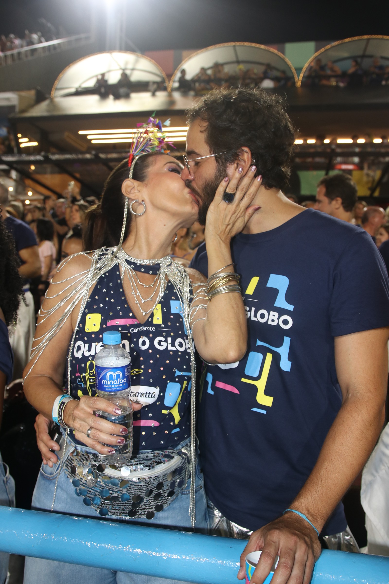 Marina Ruy Barbosa ganha chamego e beijos do noivo na Sapucaí