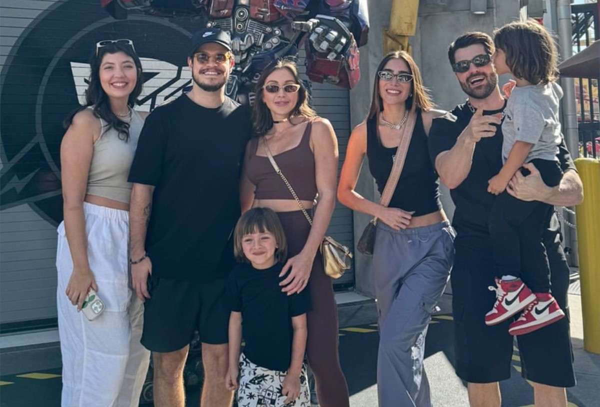 DJs e gêmeos, Alok e Bhaskar curtem parque em Orlando com irmã ...