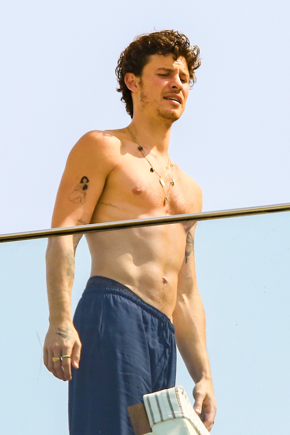 Antes do Rock in Rio, Shawn Mendes toma água de coco e pega sol em ...
