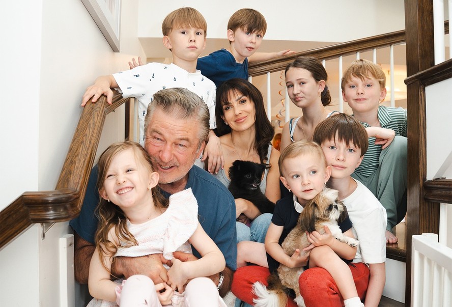 Alec Baldwin e esposa posam com todos os 7 filhos: 'Conseguimos uma foto em família'