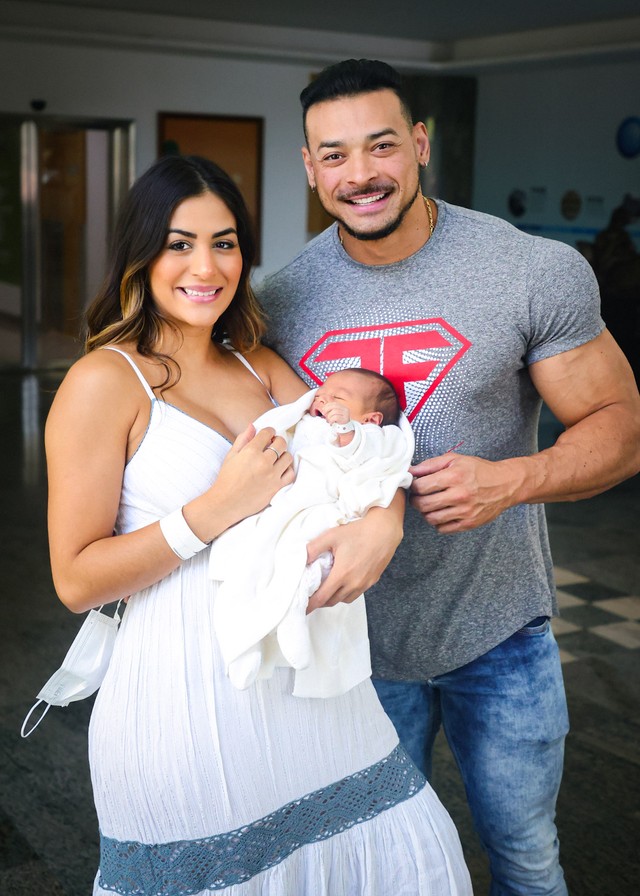 Felipe Franco e Inaê Barros deixam a maternidade com Vitor nos braços