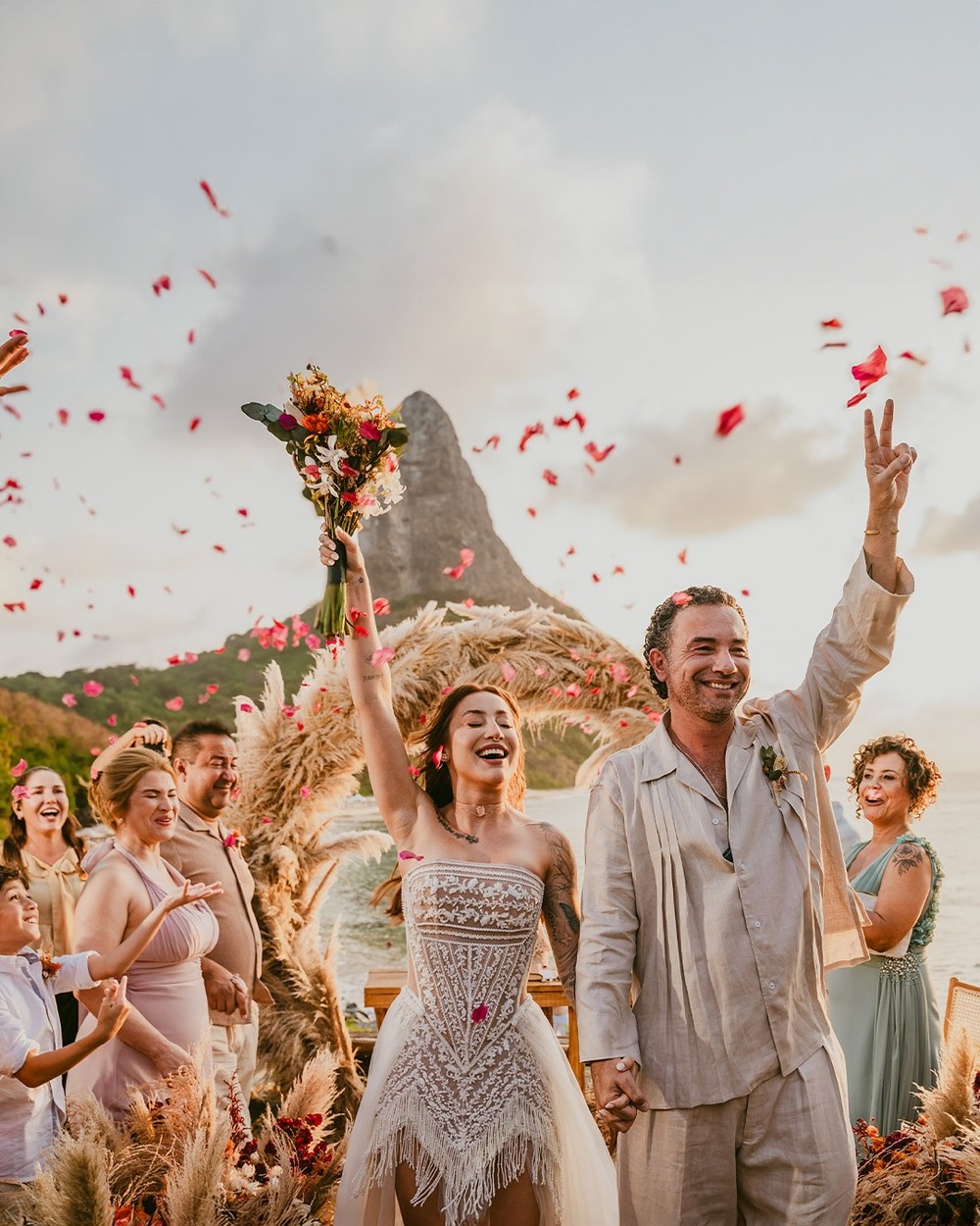 Marco Luque e Jéssica Correia se casam em Fernando de Noronha