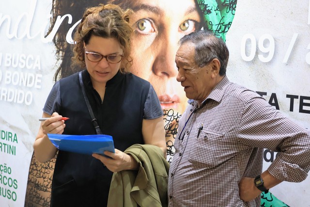 Isabel Teixeira esbanja simpatia ao atender fãs após peça no Rio de Janeiro
