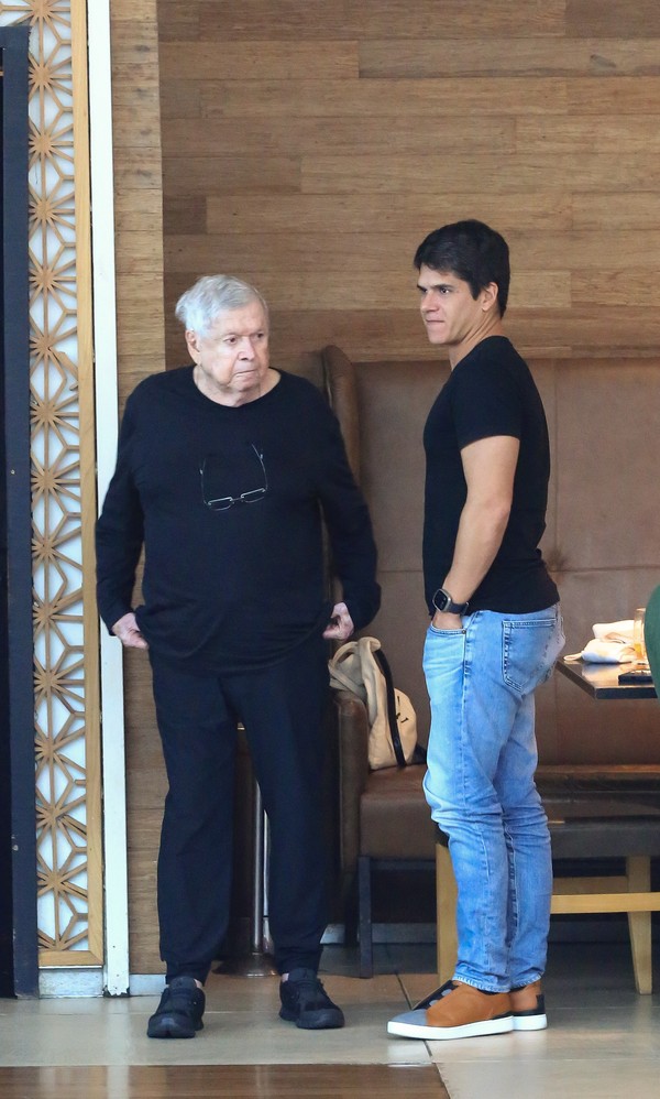 Boni faz aparição rara com a mulher e o filho caçula em passeio; confira