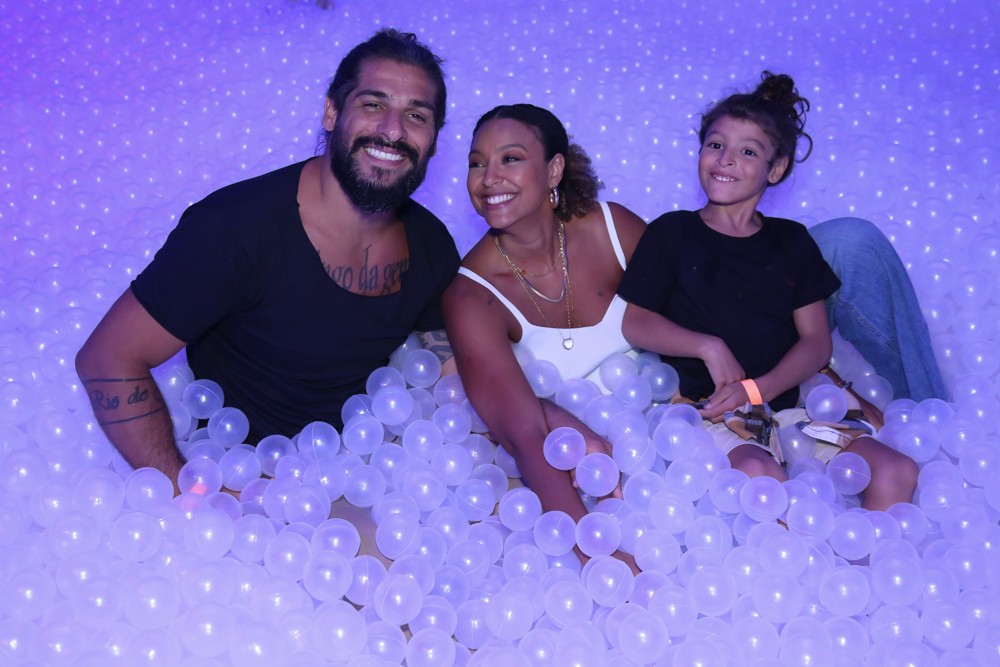 Sheron Menezzes, Débora Nascimento e mais levam filhos à exposição interativa no Rio; fotos
